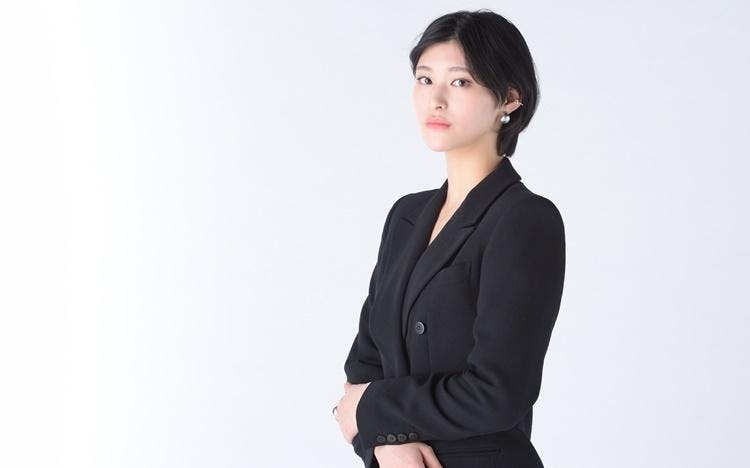 「あの女性は誰？」話題のCM美女“Qrosの女”を演じる新人俳優・黎架インタビュー | テレ東・BSテレ東の読んで見て感じるメディア テレ東プラス